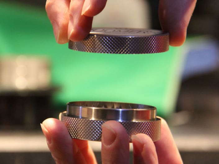 Wacky Willys Vibrating Grinder | SharpStone 4 piece Vibrating Herb Grinder